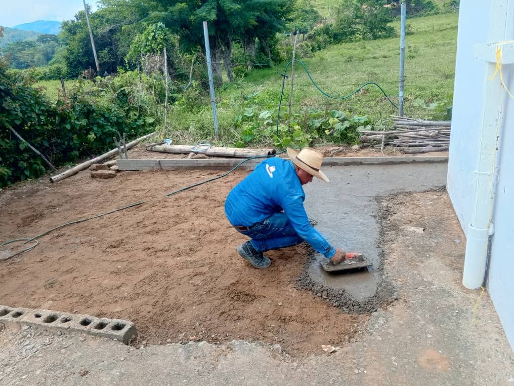 CONCEJAL VÍCTOR JUSTO REALIZÓ PISO EN CAPILLA DE LA COMUNIDAD DE MONGON ...